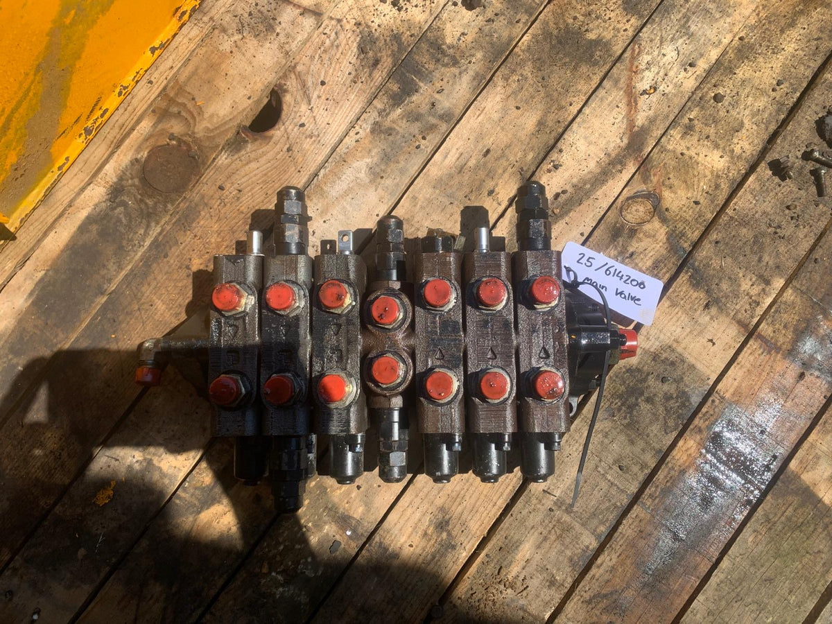 SECOND HAND VALVE BLOCK JCB Part No. 25/614200 - Vicary Plant JCB ...