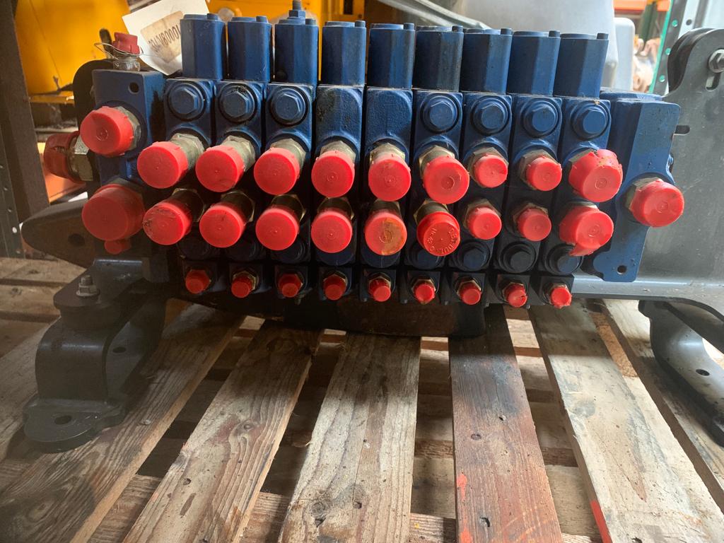 SECOND HAND MAIN VALVE BLOCK JCB Part No. 334/V8000 - Vicary Plant JCB ...